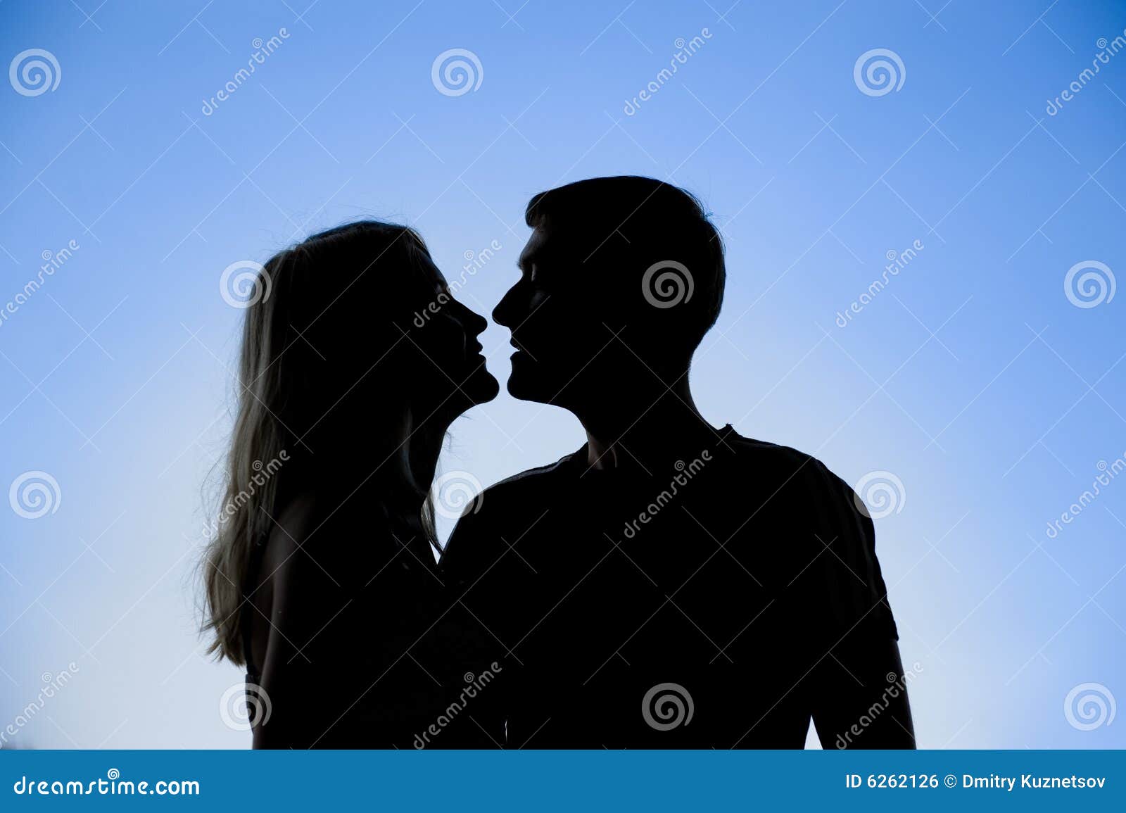 Silueta De Besarse Joven De Los Pares Foto de archivo - Imagen de beso ...