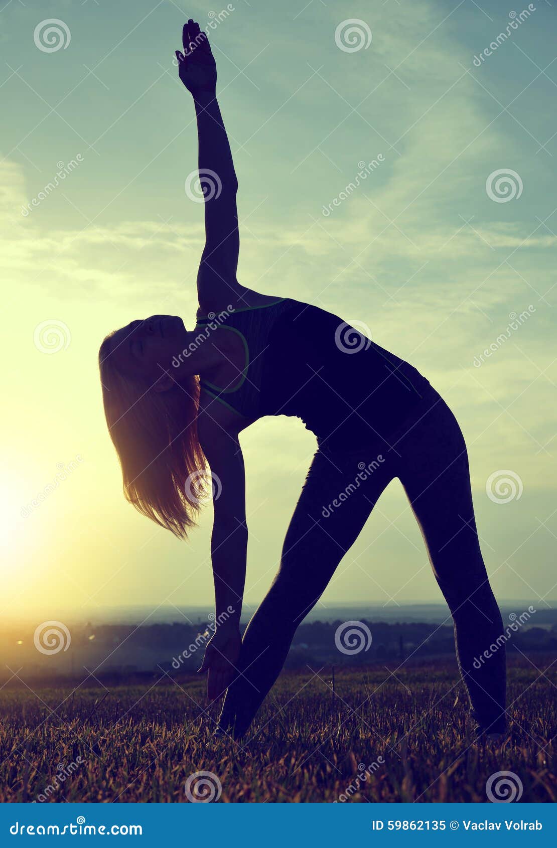 Silueta De Estirar De La Mujer Joven Imagen de archivo - Imagen de ...