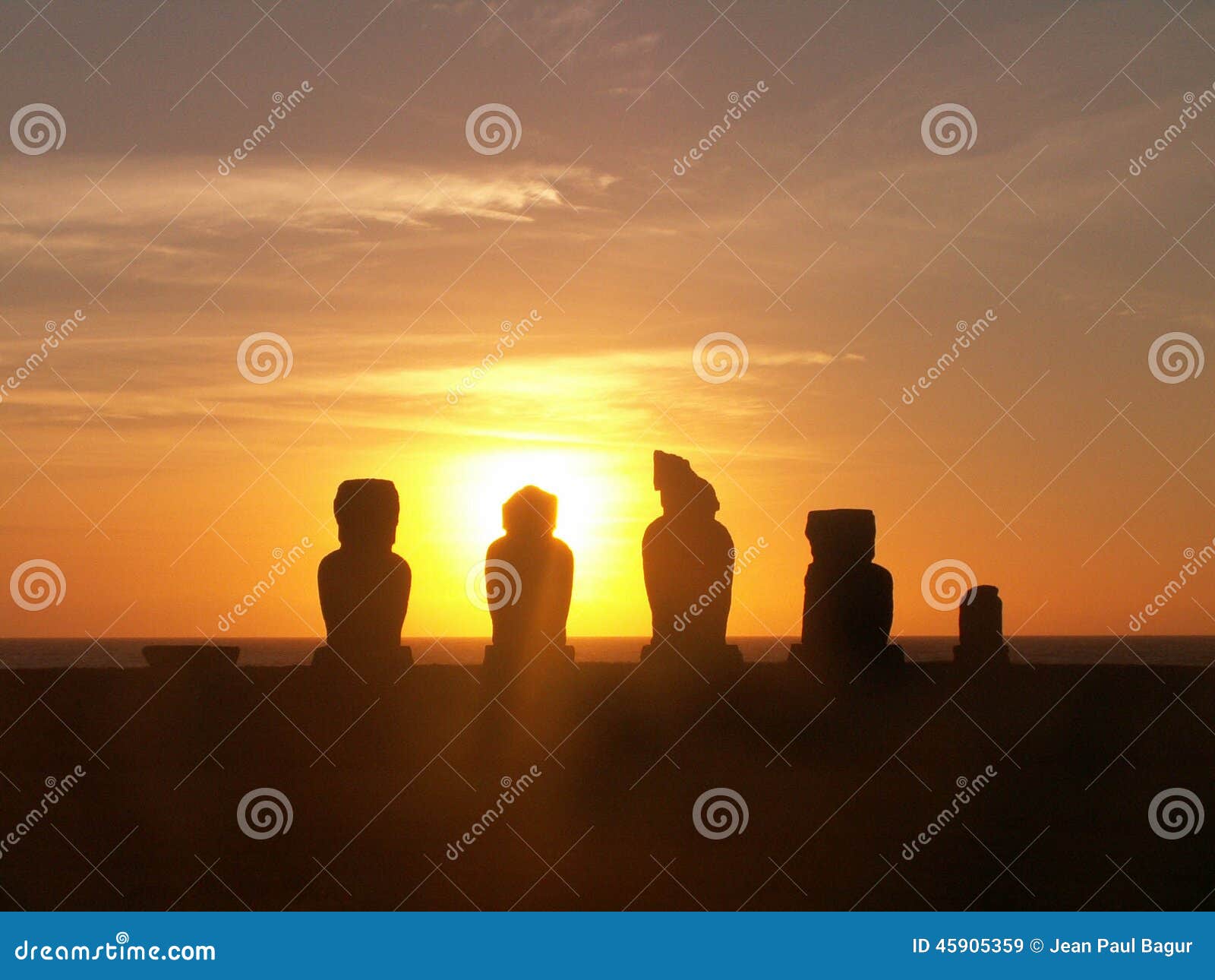 Silueta De La Puesta Del Sol De Moai Imagen de archivo - Imagen de ...