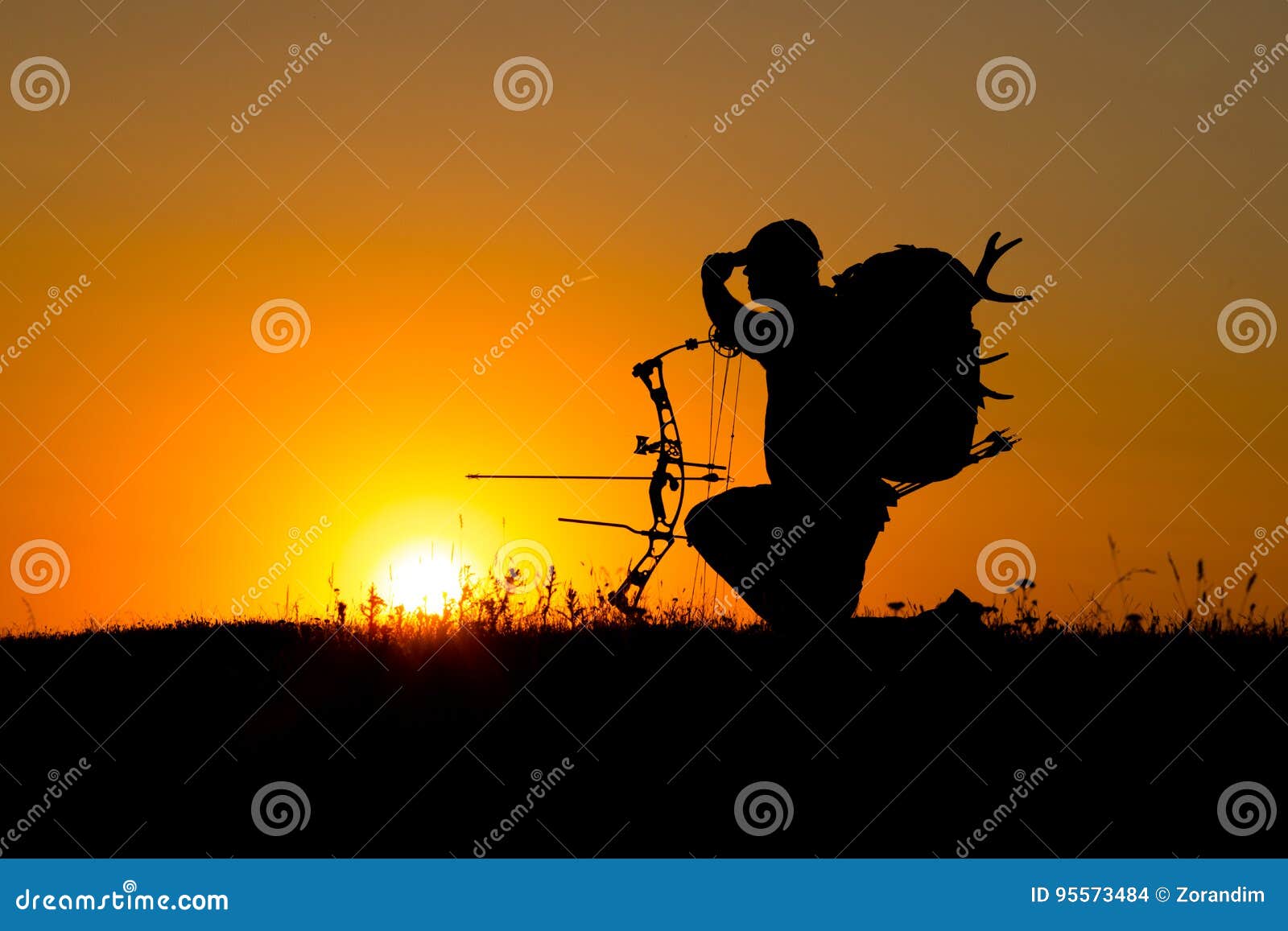 Silueta De Un Cazador Del Arco Foto de archivo - Imagen de caza, gente ...
