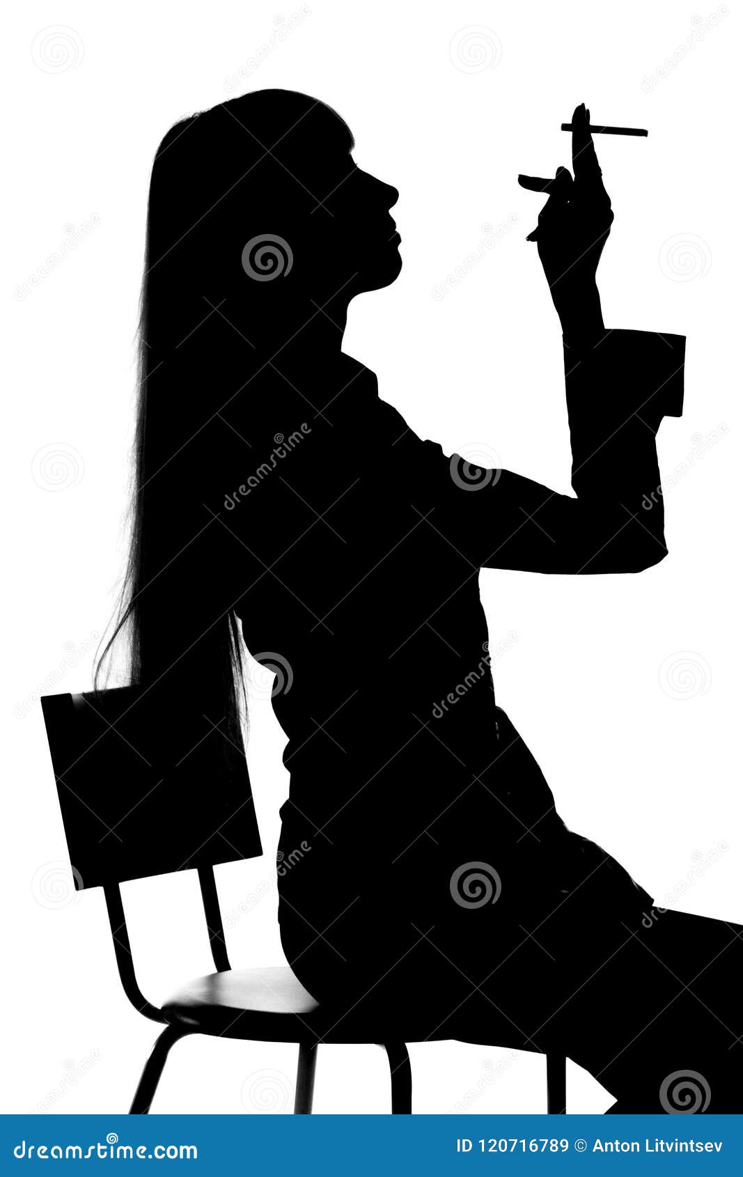 Silueta De Una Muchacha Que Fuma Stock de ilustración - Ilustración de ...