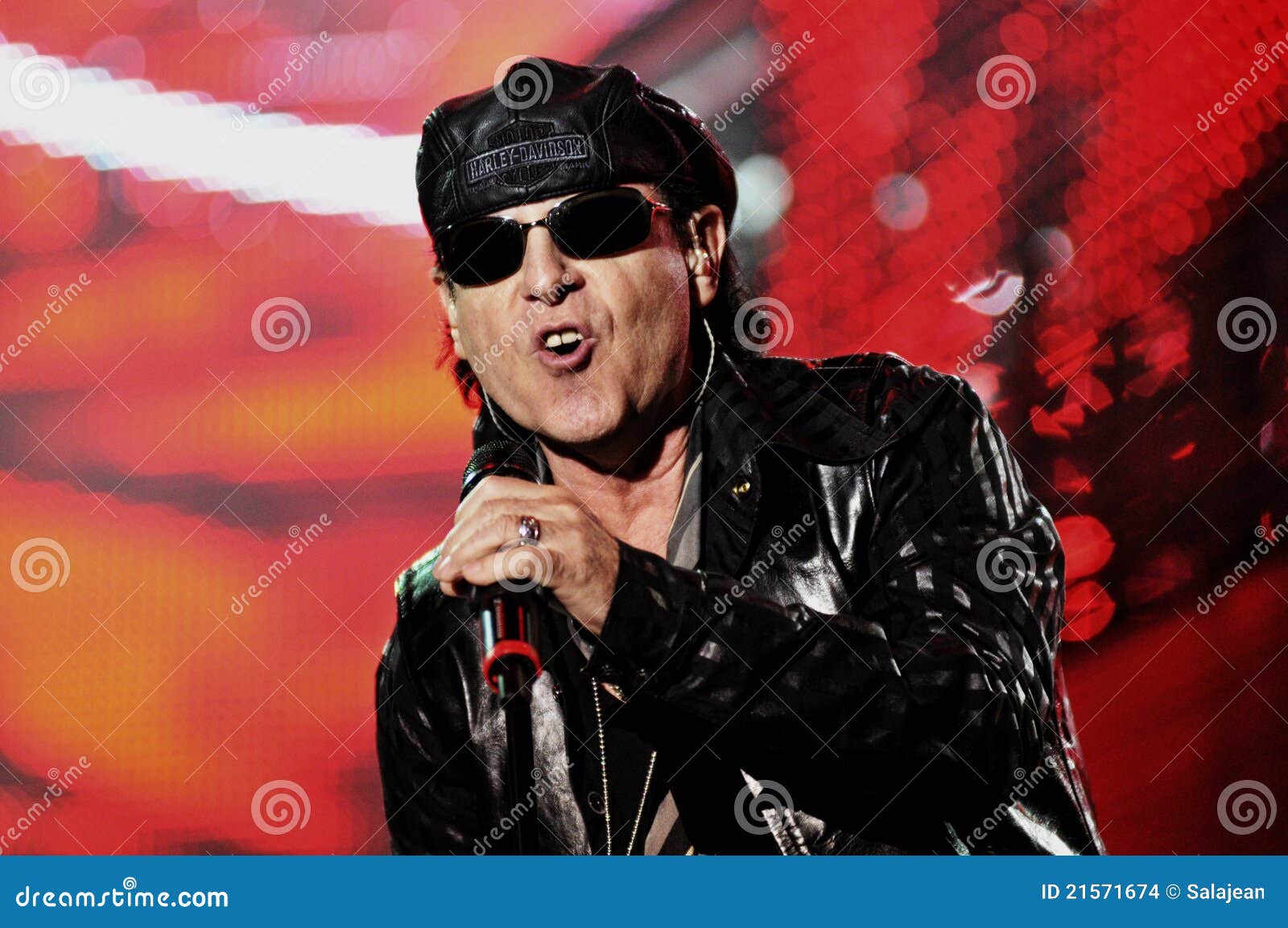 Silueta Del Cantante En Escena Imagen de archivo editorial - Imagen de ...