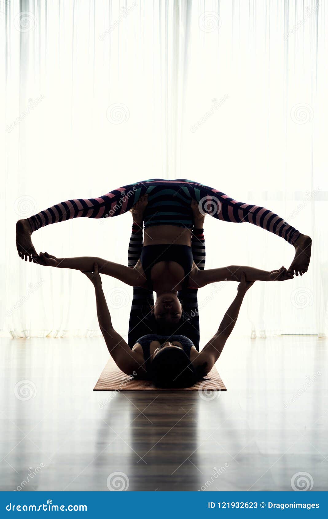 Siluetas De Las Mujeres Que Practican Acroyoga Imagen de archivo ...