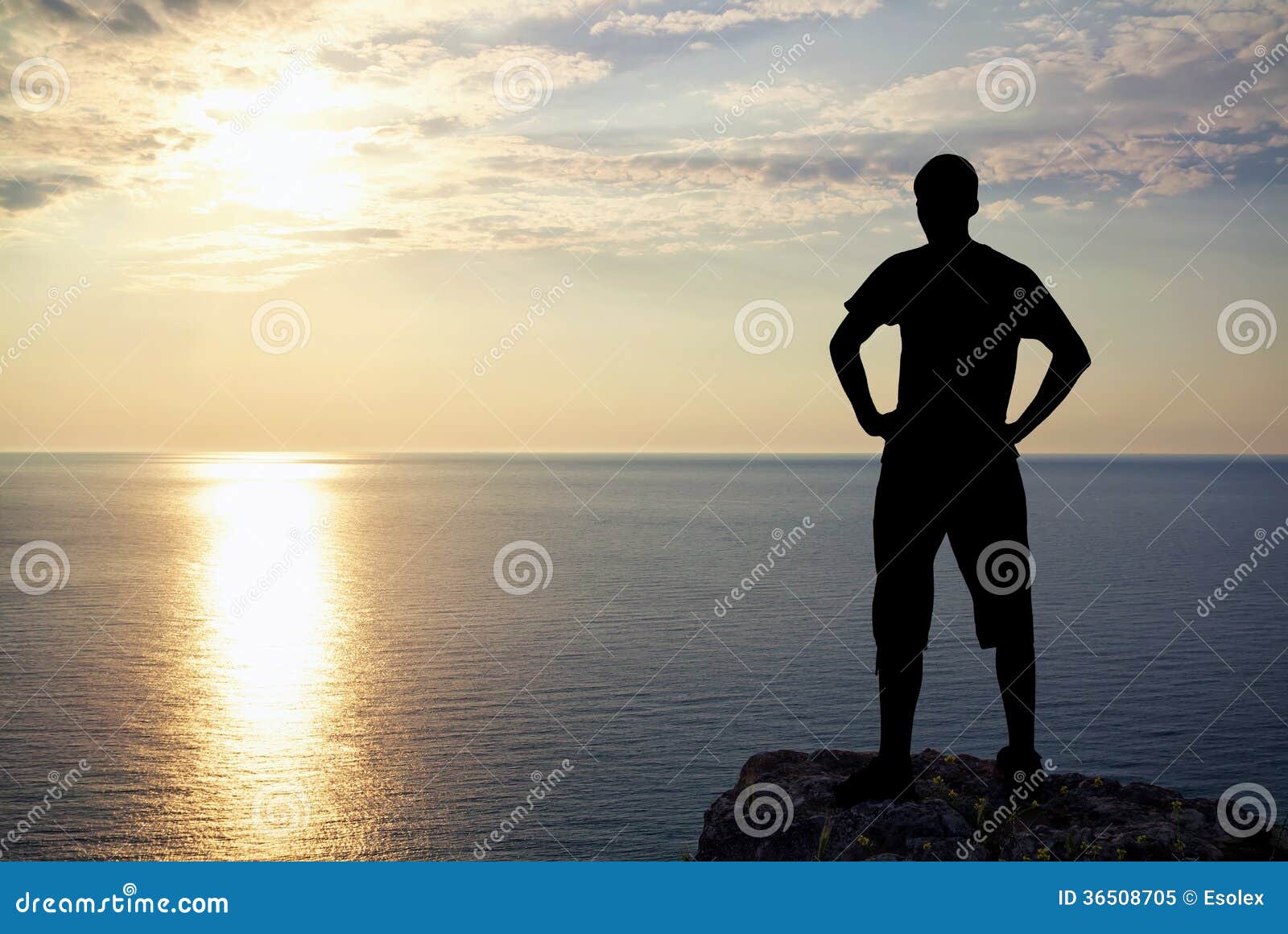 Siluetta Dell'uomo Su Roccia Al Tramonto. Immagine Stock - Immagine di ...