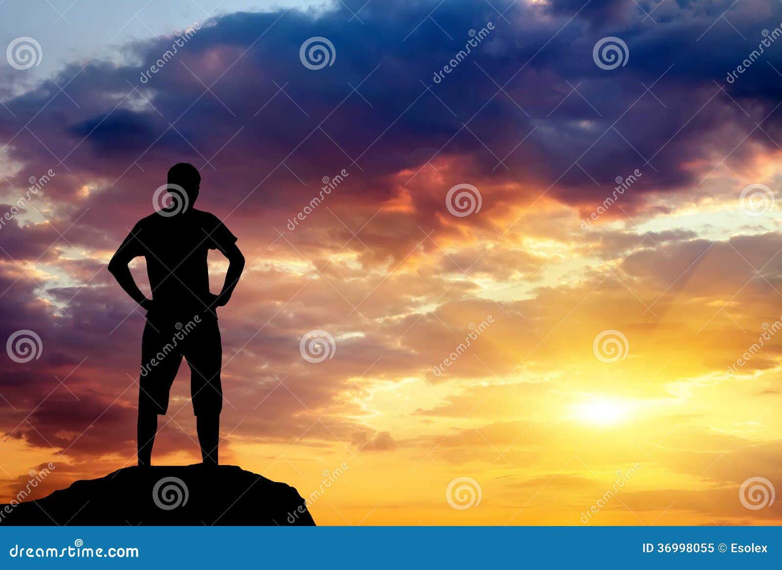 Siluetta Dell'uomo Su Roccia Al Tramonto. Immagine Stock - Immagine di ...