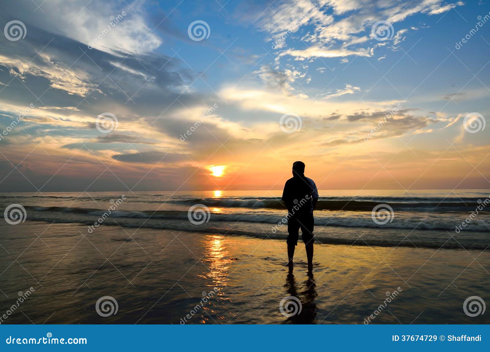 Siluetta Di Un Uomo Che Guarda Al Sole Immagine Stock - Immagine di ...