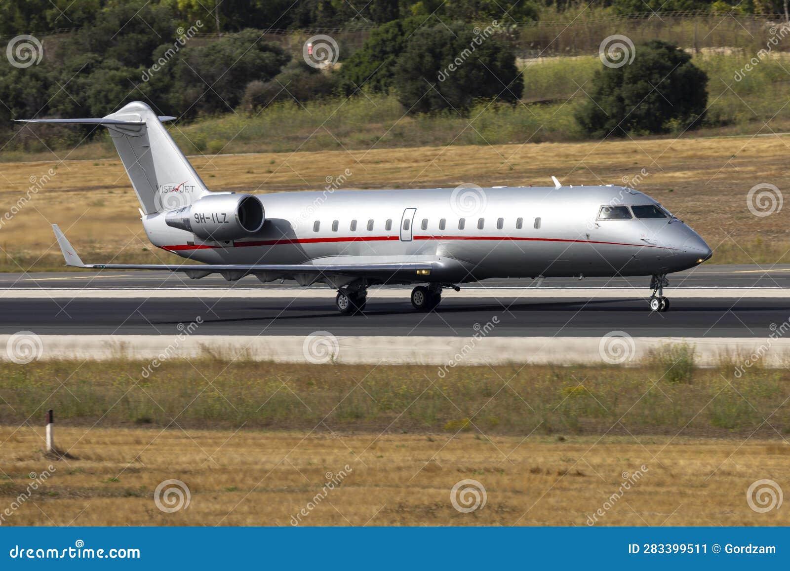 Silver Challenger 850 on the Runway Editorial Photo - Image of bizjet ...