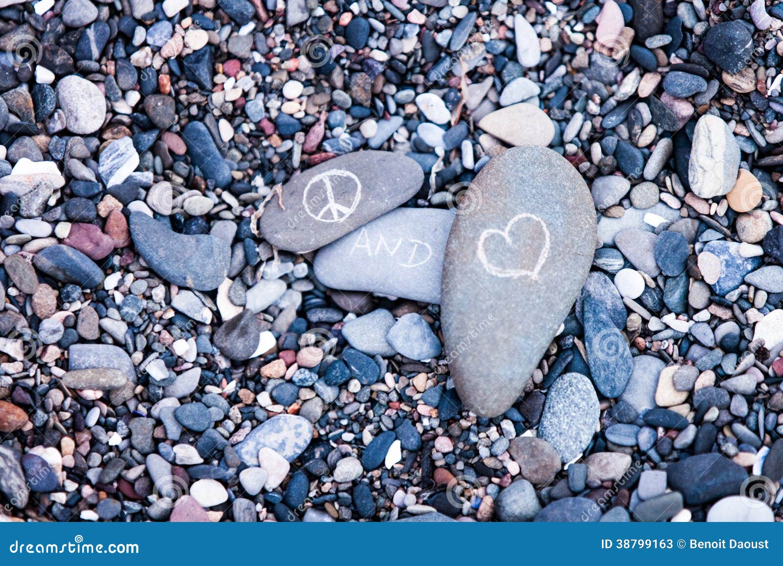 Simboli Di Amore E Di Pace Sulle Rocce Immagine Stock - Immagine di ...