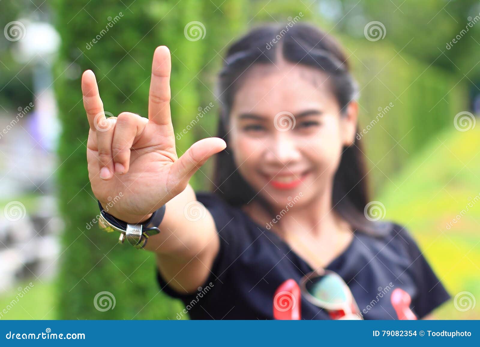Simbolo della mano ti amo fotografia stock. Immagine di giardino - 79082354