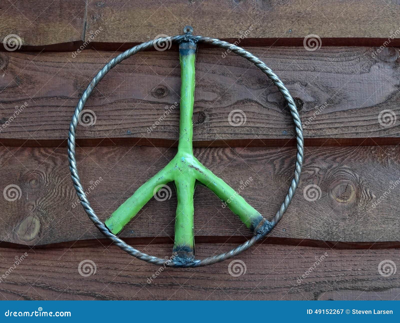 Simbolo Di Pace Verde Rustico Che Appende Sulla Parete Immagine Stock ...