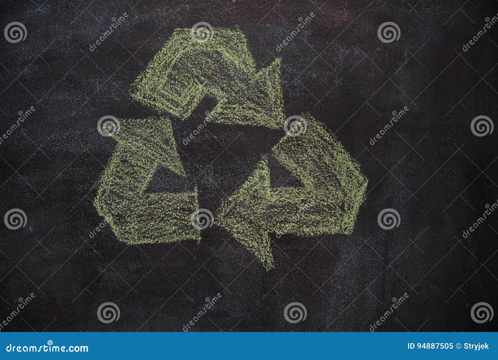 Simbolo Riciclato Sulla Lavagna Nera Immagine Stock - Immagine di ...