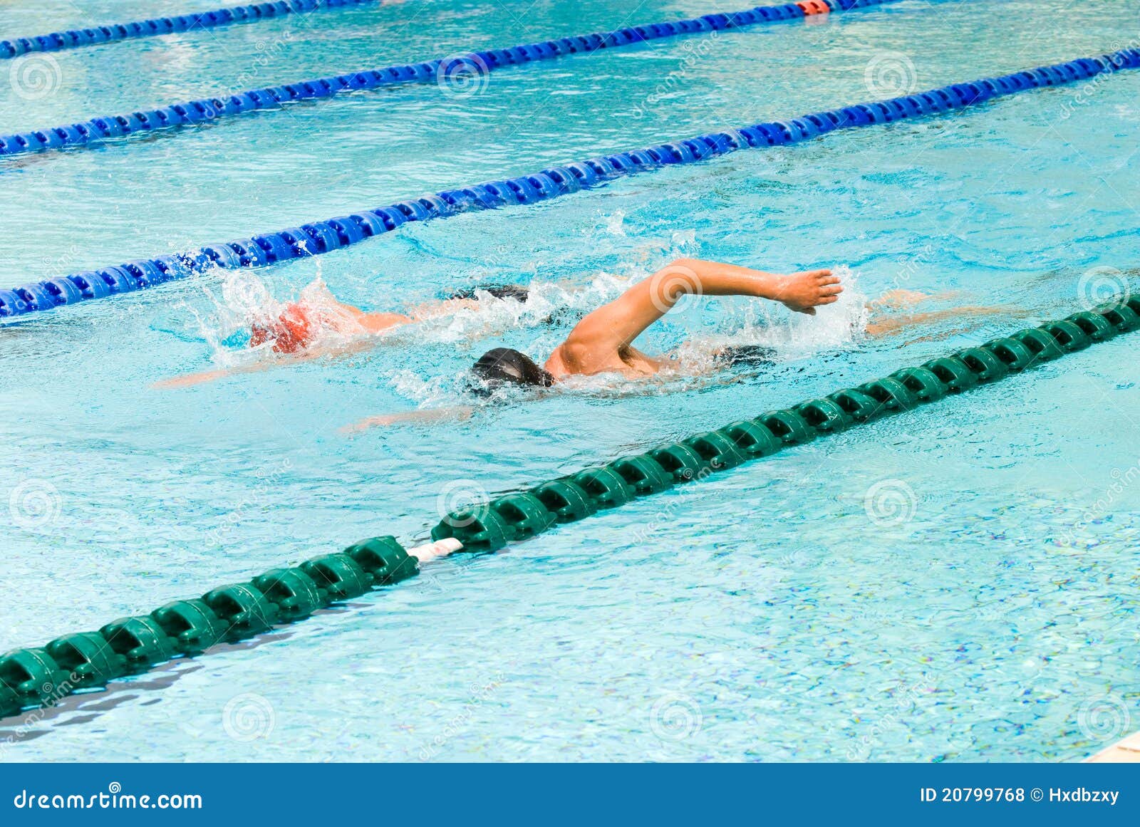 Simning arkivfoto. Bild av fristil, pöl, inhalation, grön - 20799768