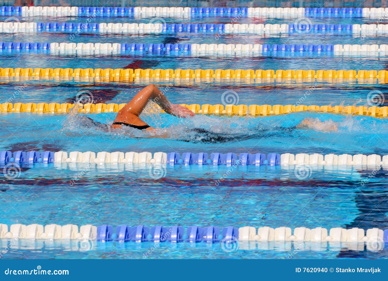 Simning arkivfoto. Bild av athenen, färgstänk, baddräkt - 7620940