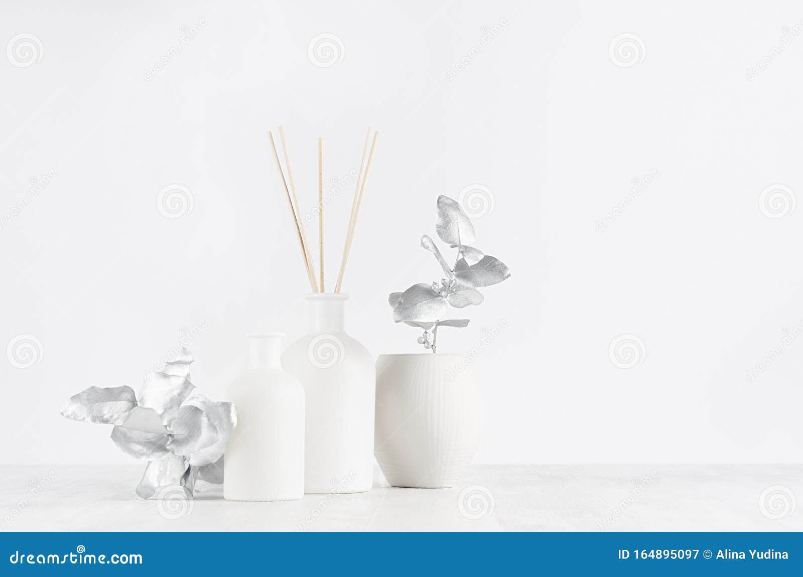 Simple Contemporary White Decorations for Interior - Aromatic White ...
