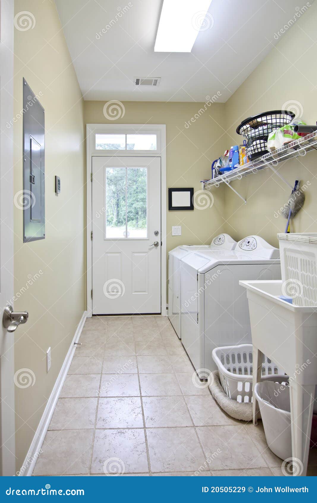 Simple laundry room stock image. Image of house, door - 20505229