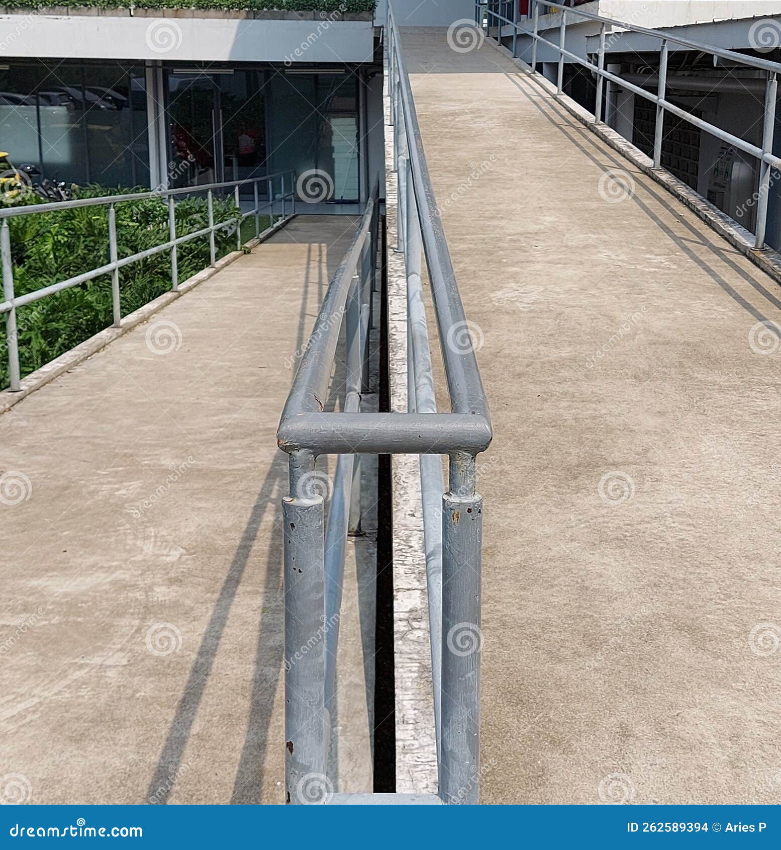 Simple rail photo stock. Image du promenade, balustrade - 262589394