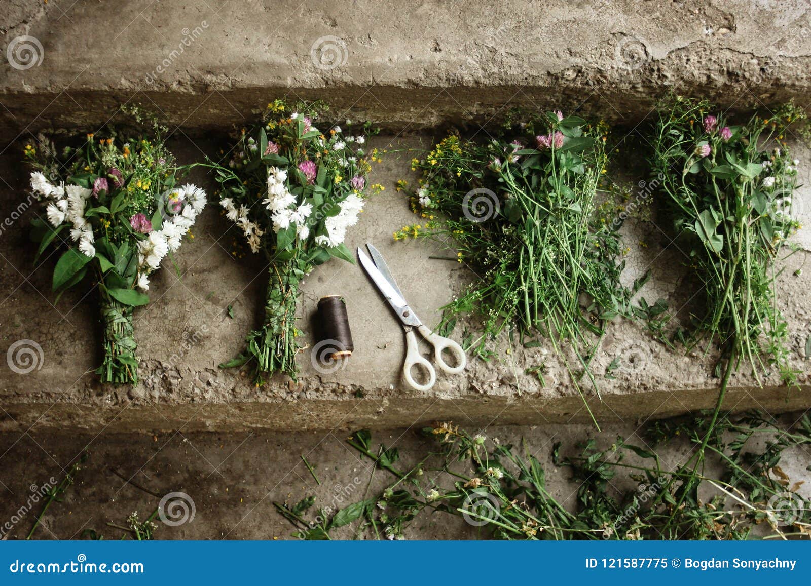 Simple Rustic Bouquets with Thread and Scissors , Process of Making ...
