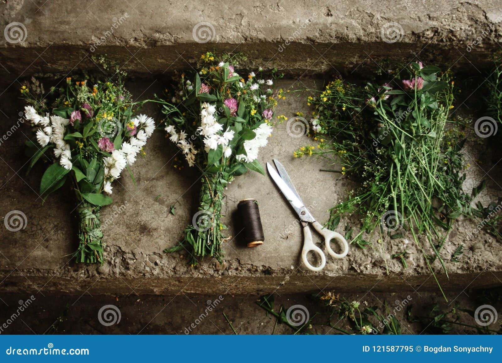 Simple Rustic Bouquets with Thread and Scissors , Process of Making ...