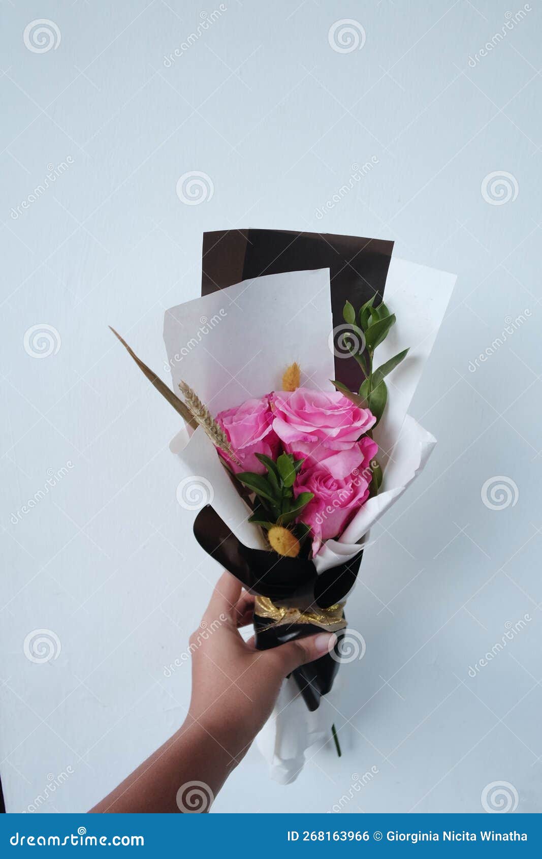 Simple tri roses bouquet stock photo. Image of camera - 268163966