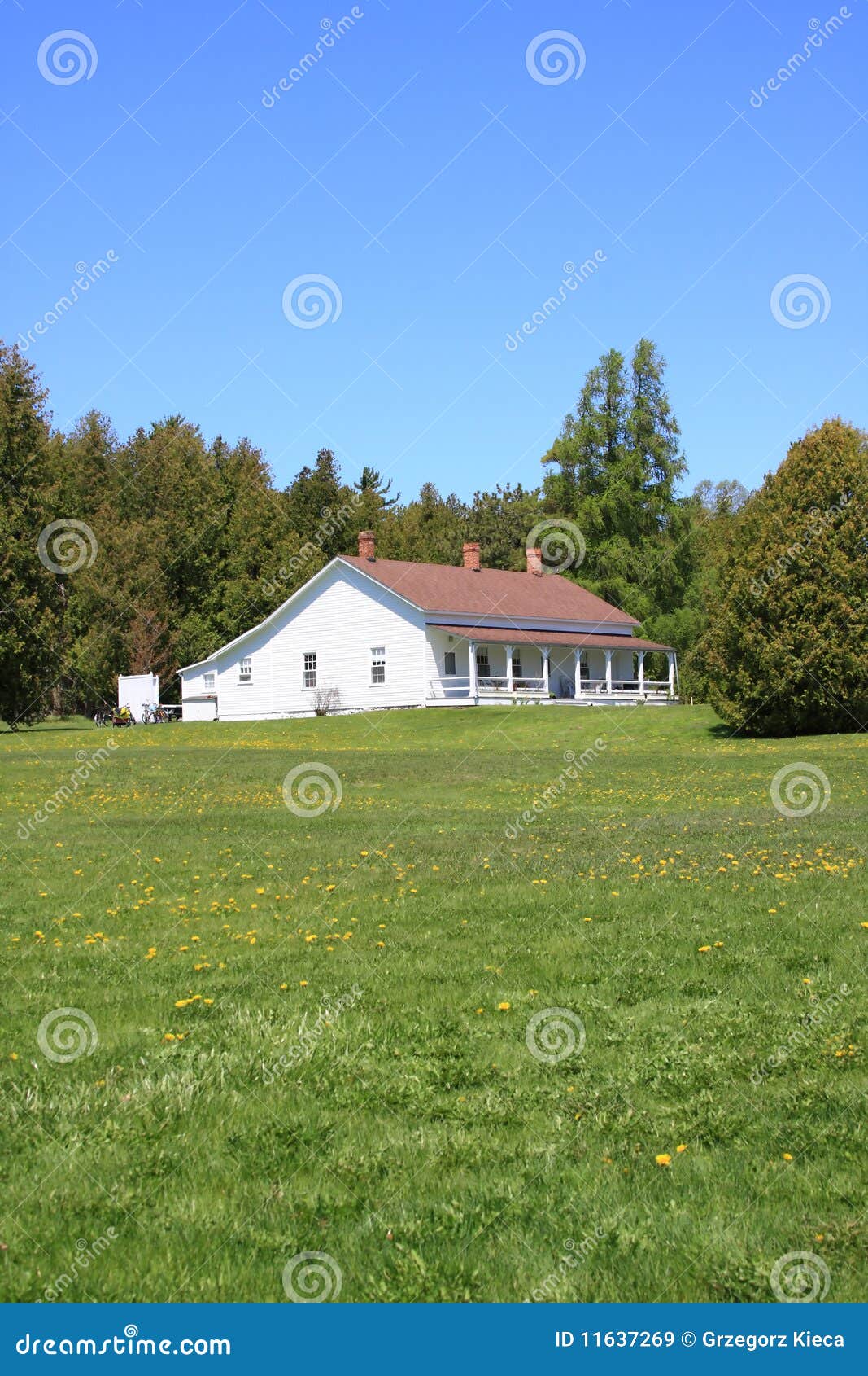 Simple white ranch house stock image. Image of roof, field - 11637269