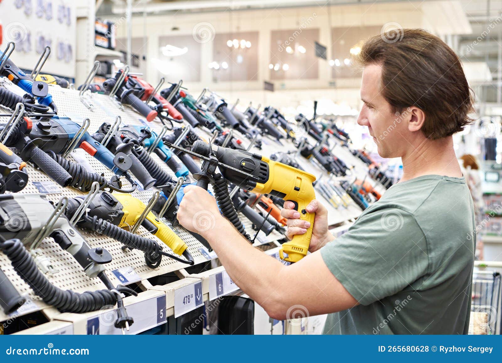 Simulador De Compras Na Loja De Ferragens Foto de Stock - Imagem de ...