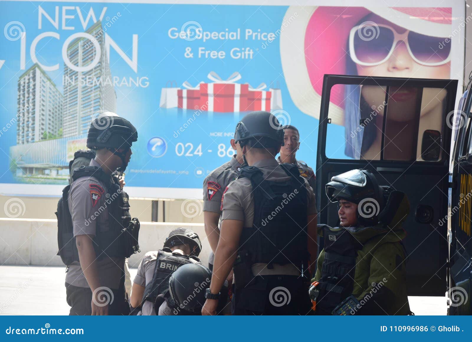 Simulation of Bomb Security in Hotel Crown Semarang Editorial Photo ...