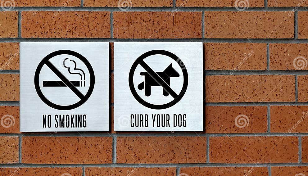 Sinais de aviso na parede foto de stock. Imagem de lugar - 88237090