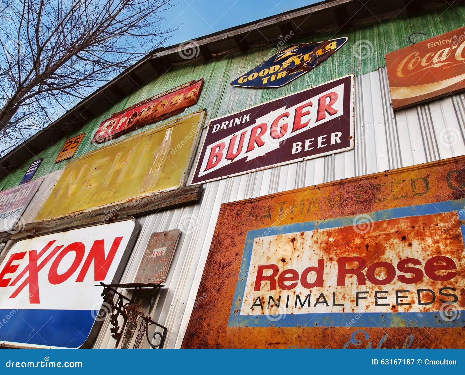 Sinais De Propaganda Antigos Do Metal Fotografia Editorial - Imagem de ...