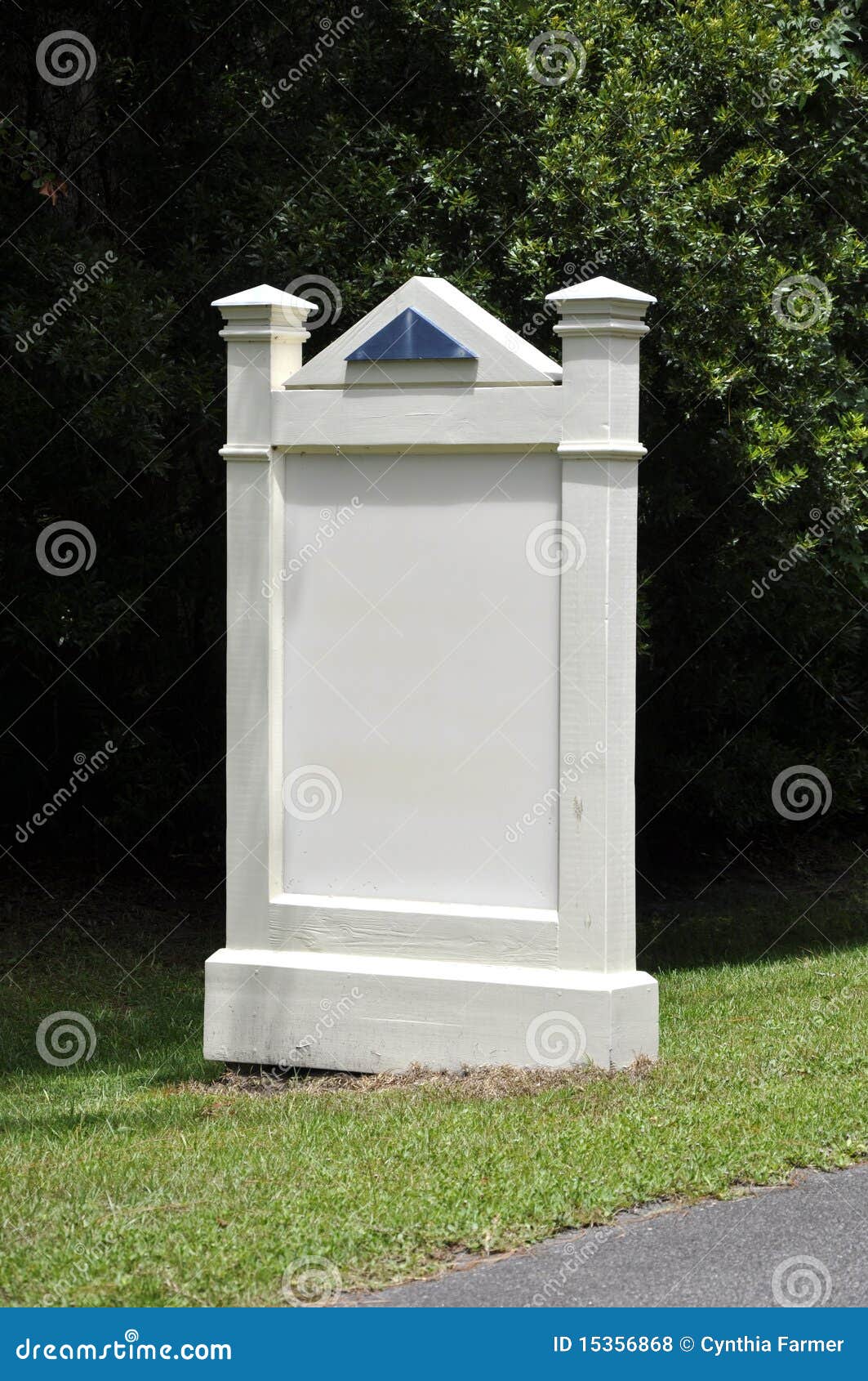 Sinal Ao Ar Livre De Madeira Em Branco Foto de Stock - Imagem de ...