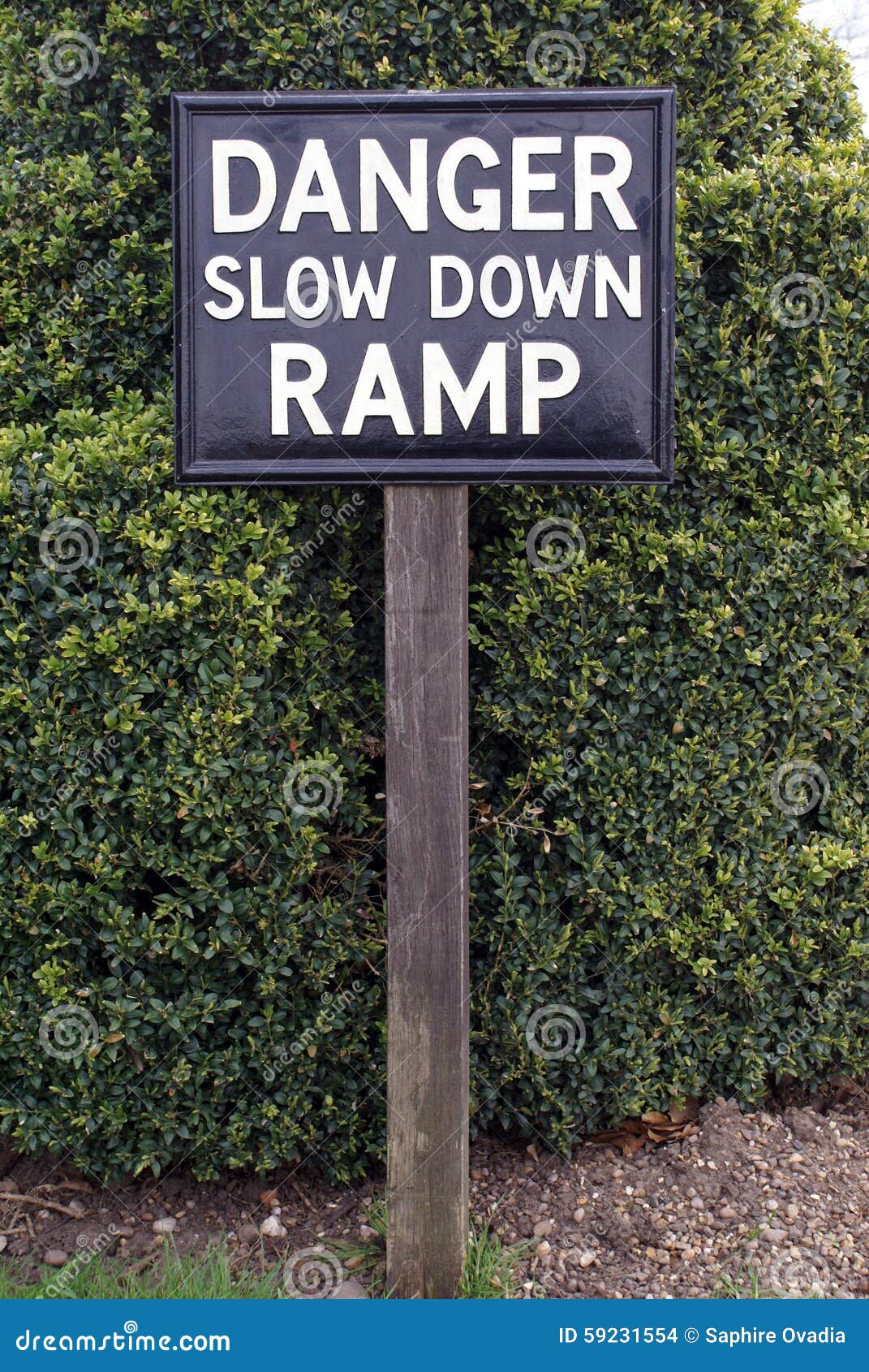 Sinal Da Rampa Do Slow Down Do Perigo Foto de Stock - Imagem de ...