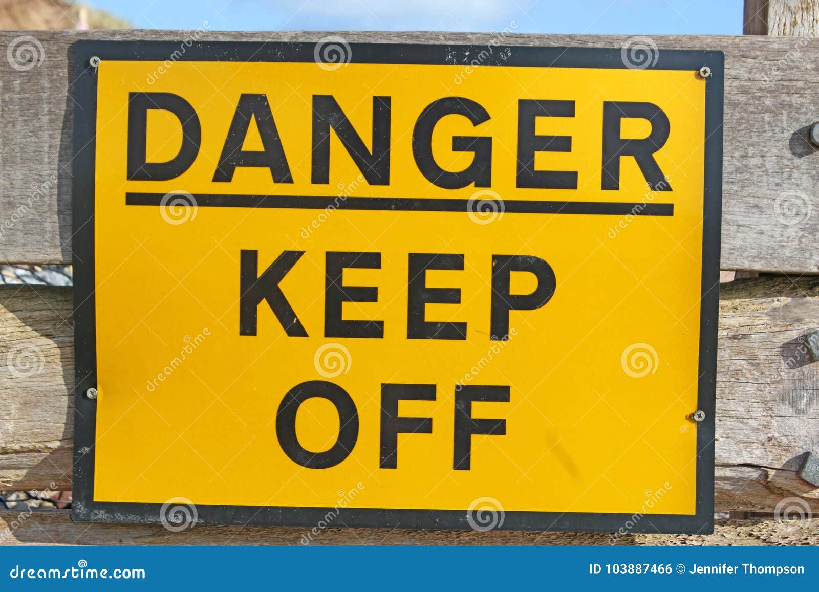 Sinal de aviso do perigo foto de stock. Imagem de proibido - 103887466