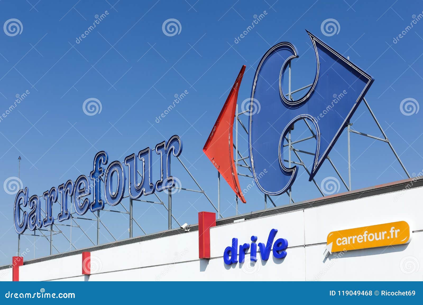 Sinal De Carrefour Em Uma Fachada Foto de Stock Editorial - Imagem de ...