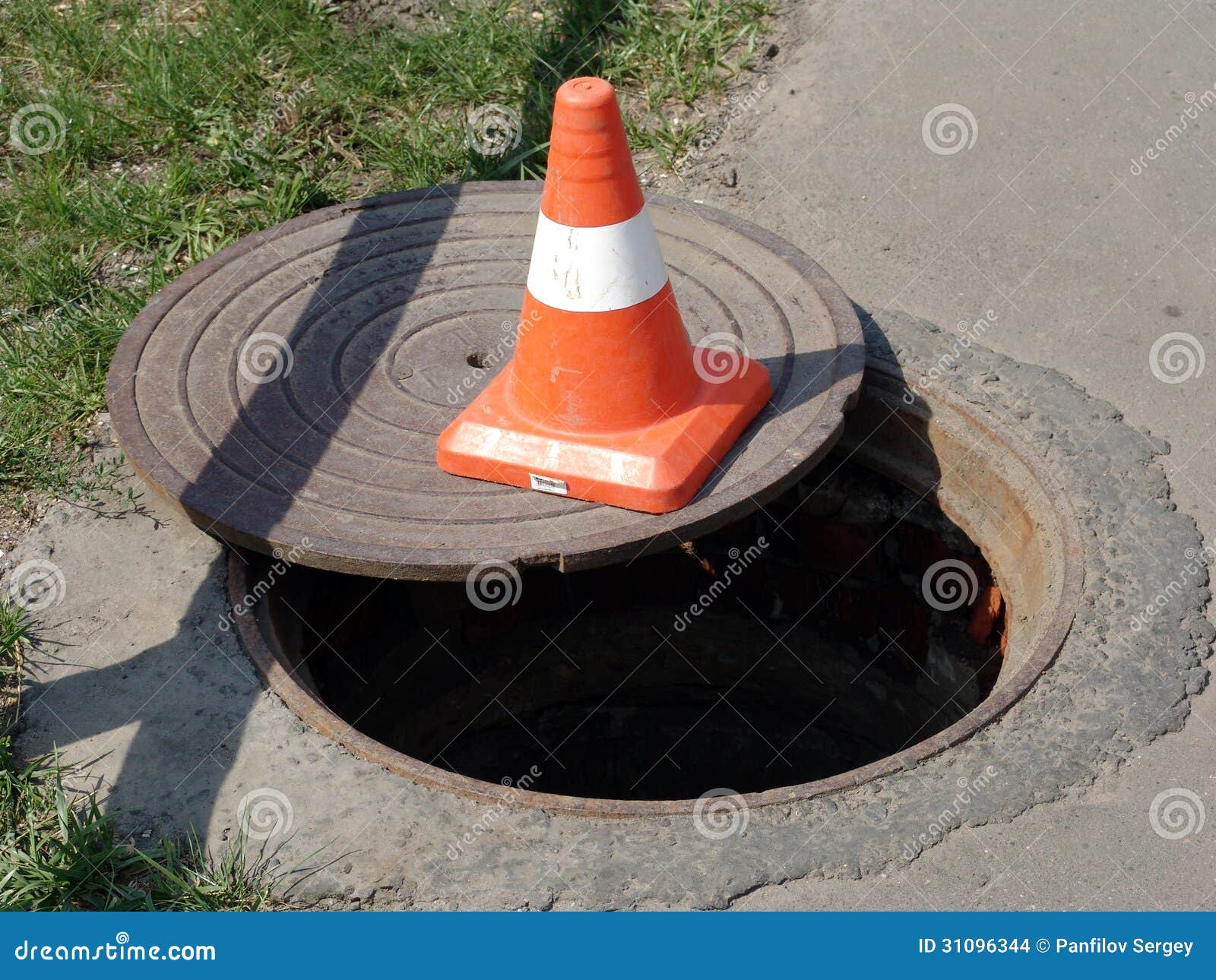 Sinal de estrada: perigo! foto de stock. Imagem de portal - 31096344