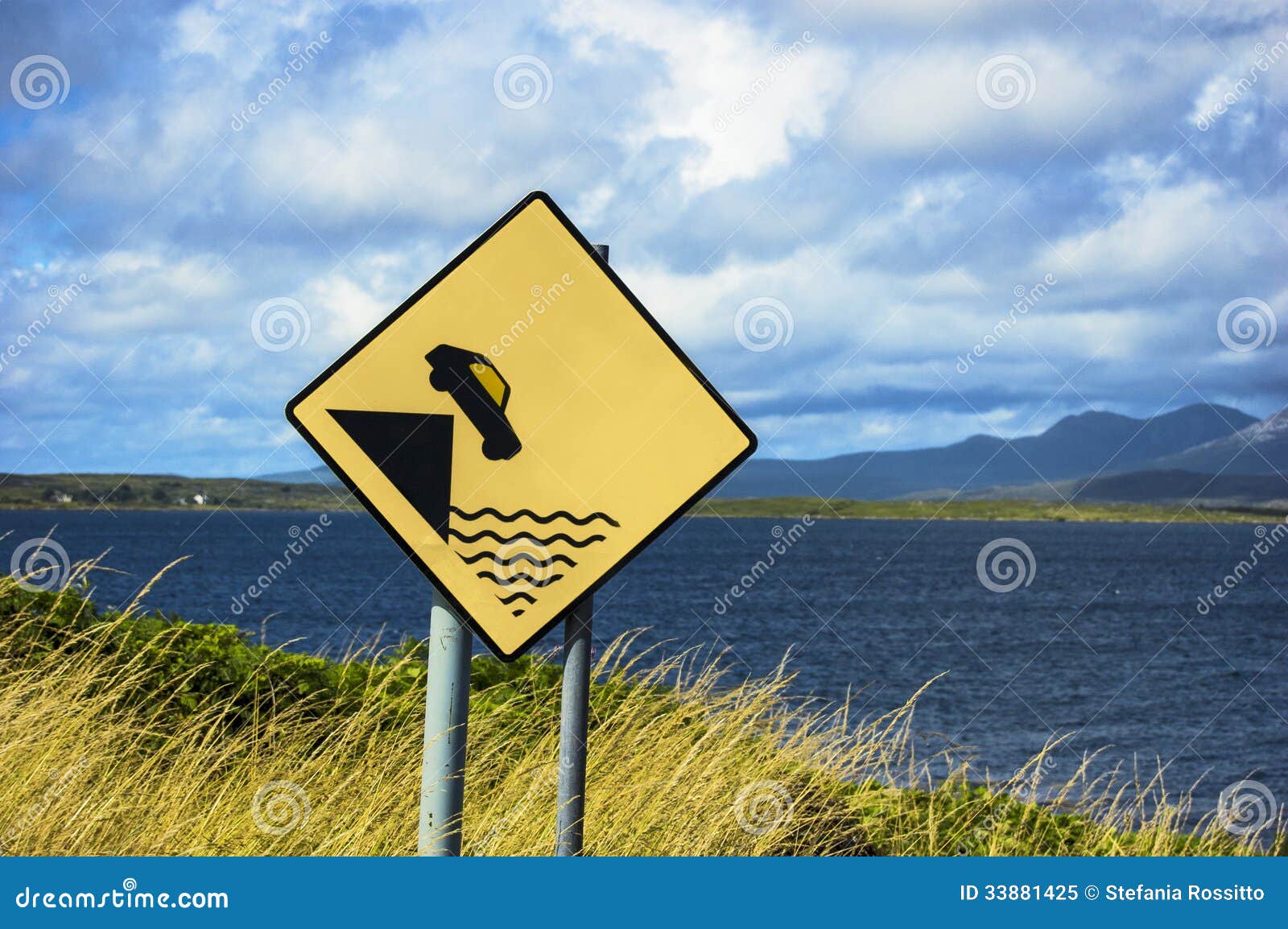 Sinal de perigo imagem de stock. Imagem de acidente, ensolarado - 33881425