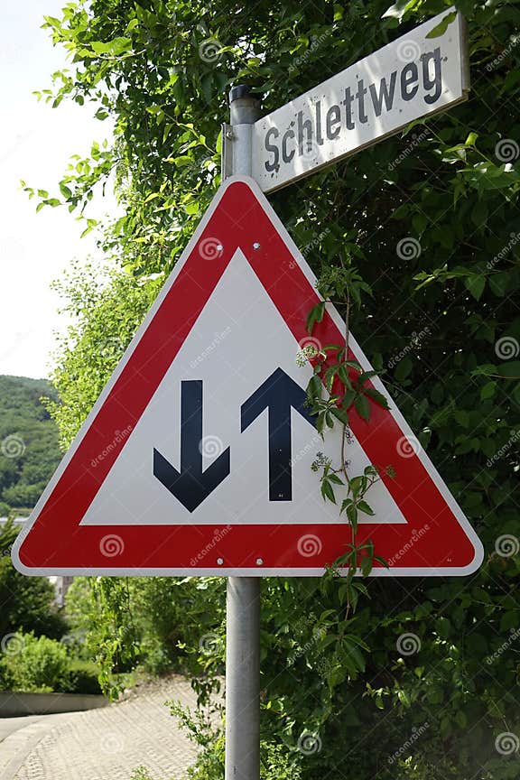 Sinal de perigo na estrada foto de stock. Imagem de fundo - 255772014