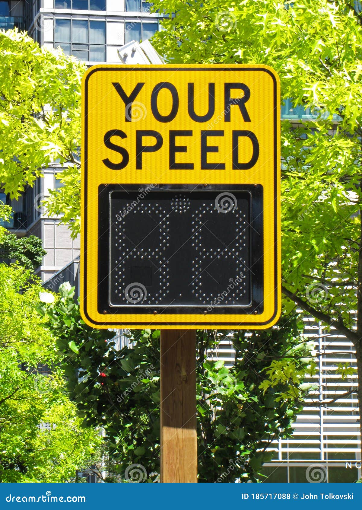 Sinal De Radar De Velocidade Num Bairro Residencial Foto de Stock ...