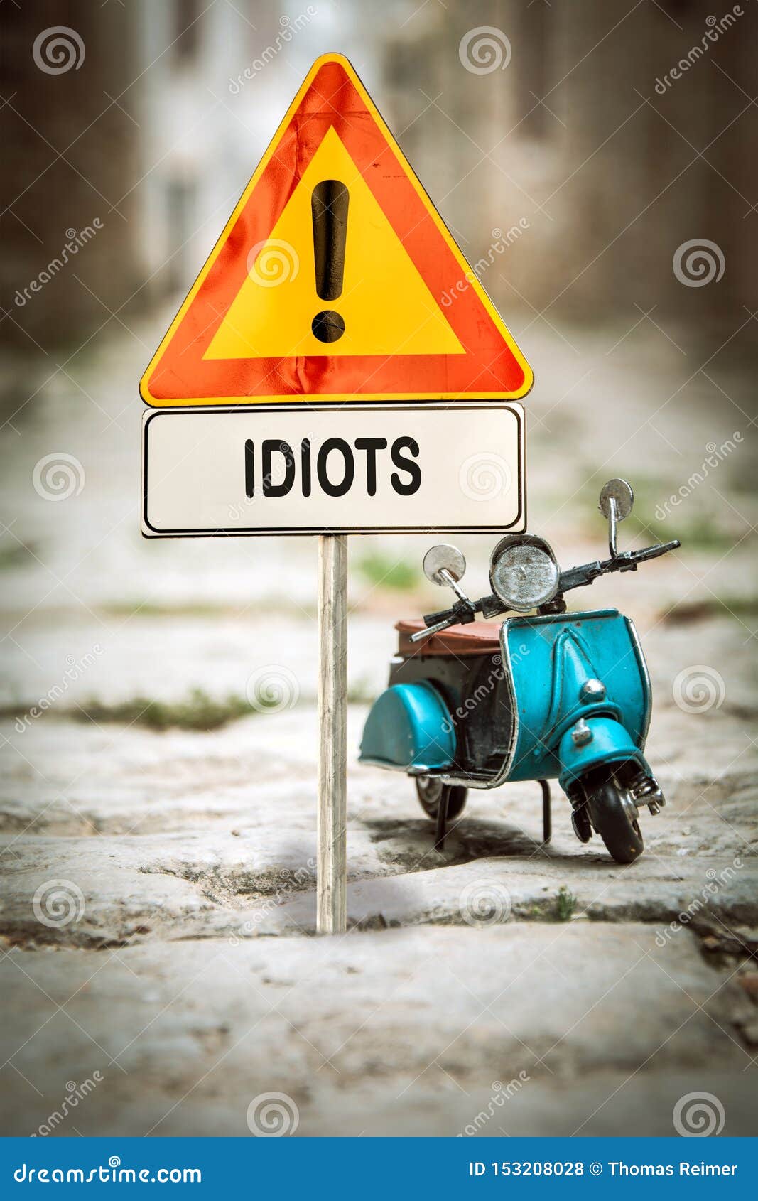 Sinal de rua aos idiota foto de stock. Imagem de idiotas - 153208028