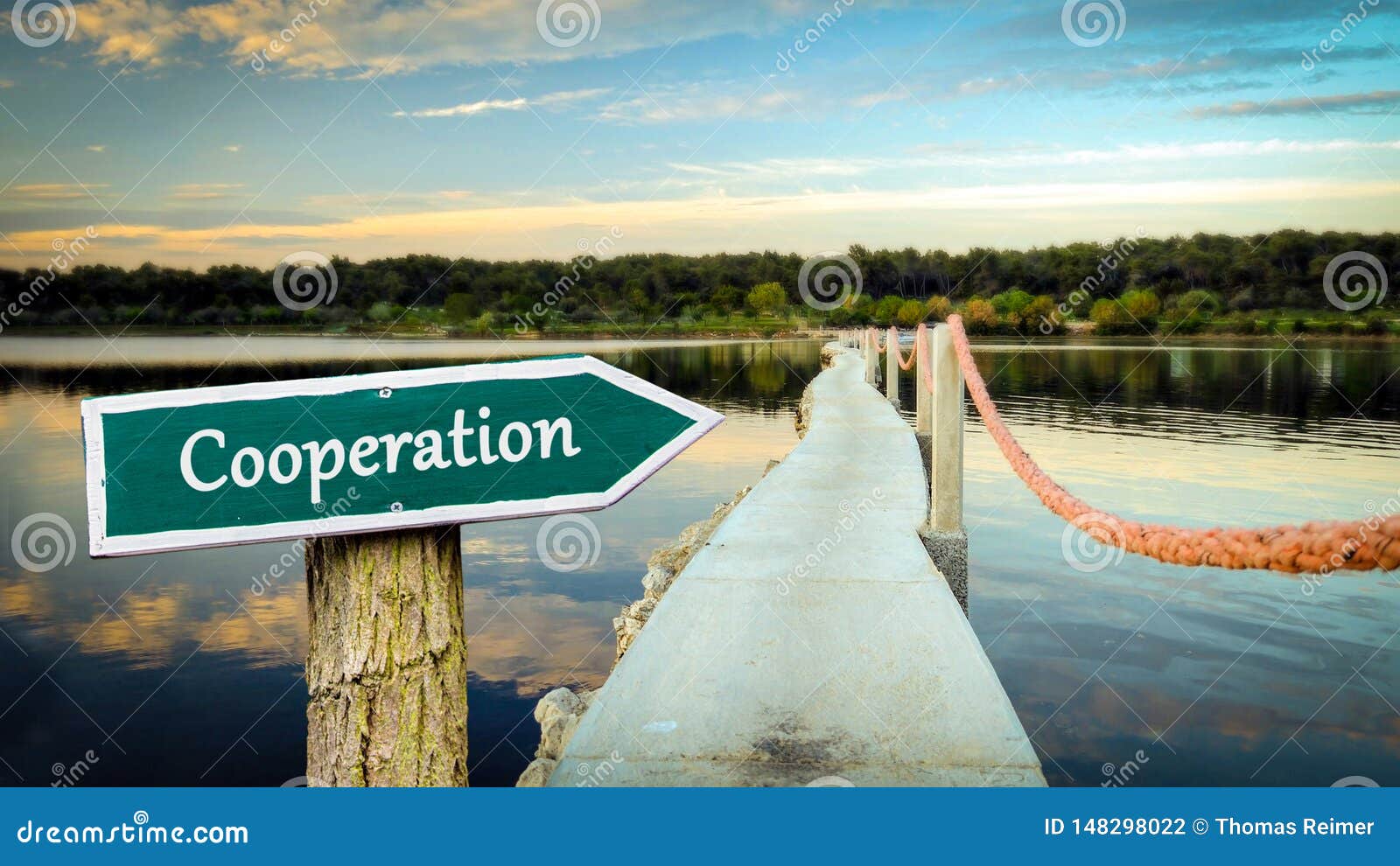 Street Sign to Cooperation foto de stock. Imagem de tarefa - 148298022