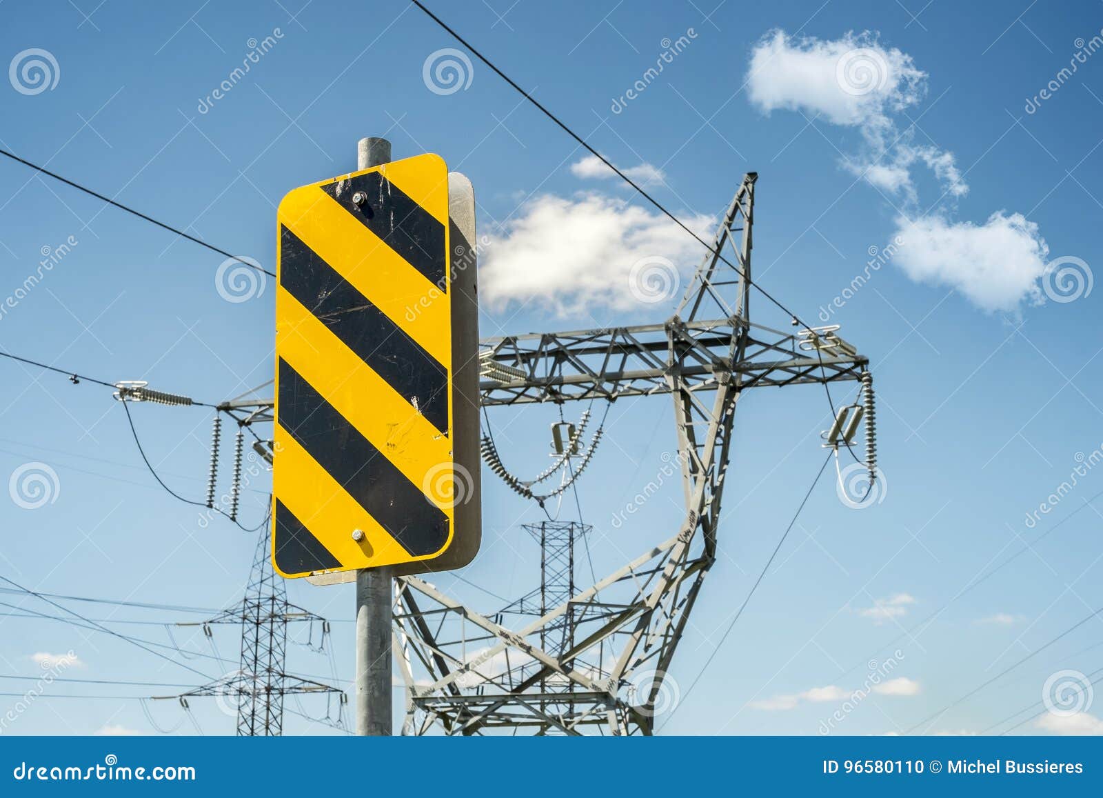 Sinal de rua do perigo foto de stock. Imagem de sinais - 96580110