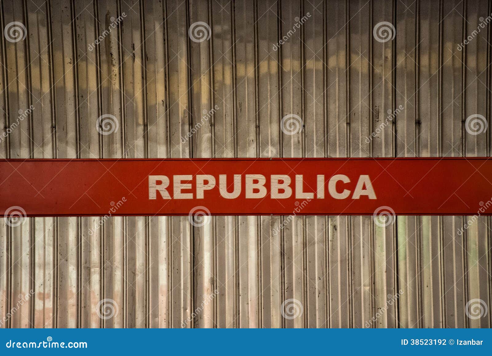 Sinal Do Metro Do Repubblica De Roma Foto de Stock - Imagem de metro ...
