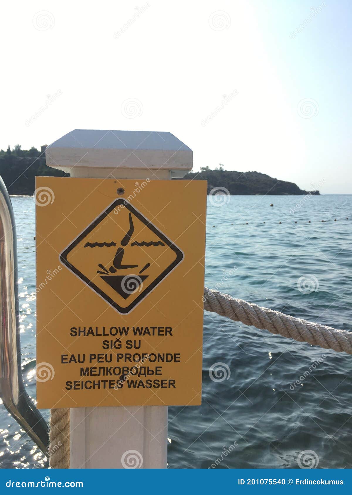 Sinal Proibido De Saltar O Aviso Do Mar Foto de Stock - Imagem de ...