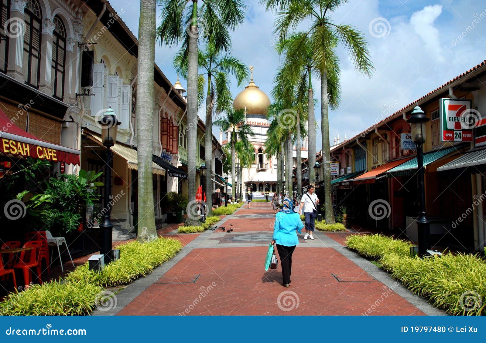 Singapore: Bussorah Street and Mosque Editorial Image - Image of glam ...