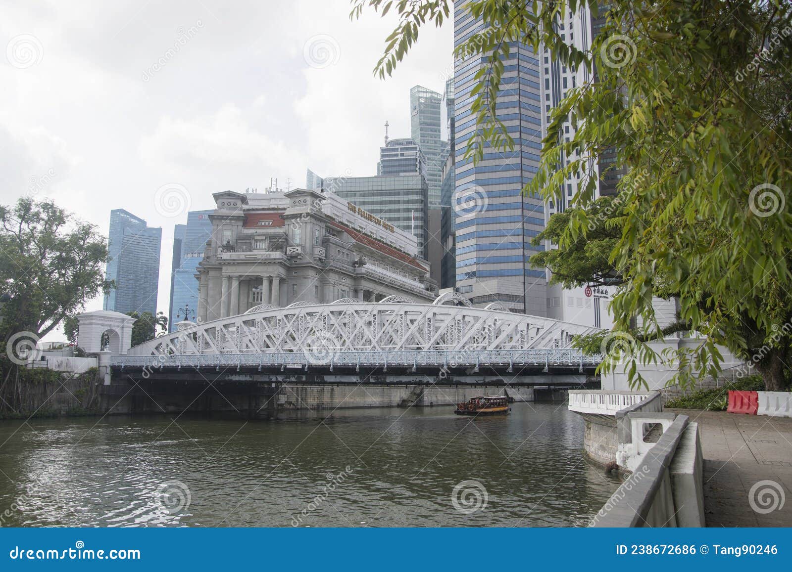 View of the Anderson Bridge on the Singapore River Editorial Photo ...