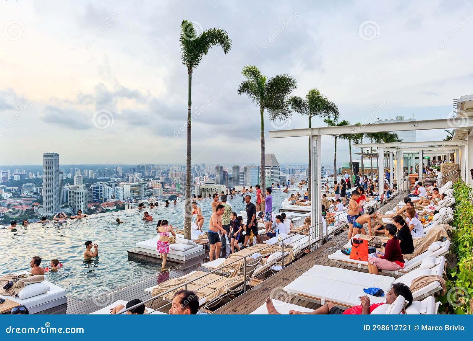 Singapore. the Infinity Pool at Marina Bay Sands Hotel Photo éditorial ...