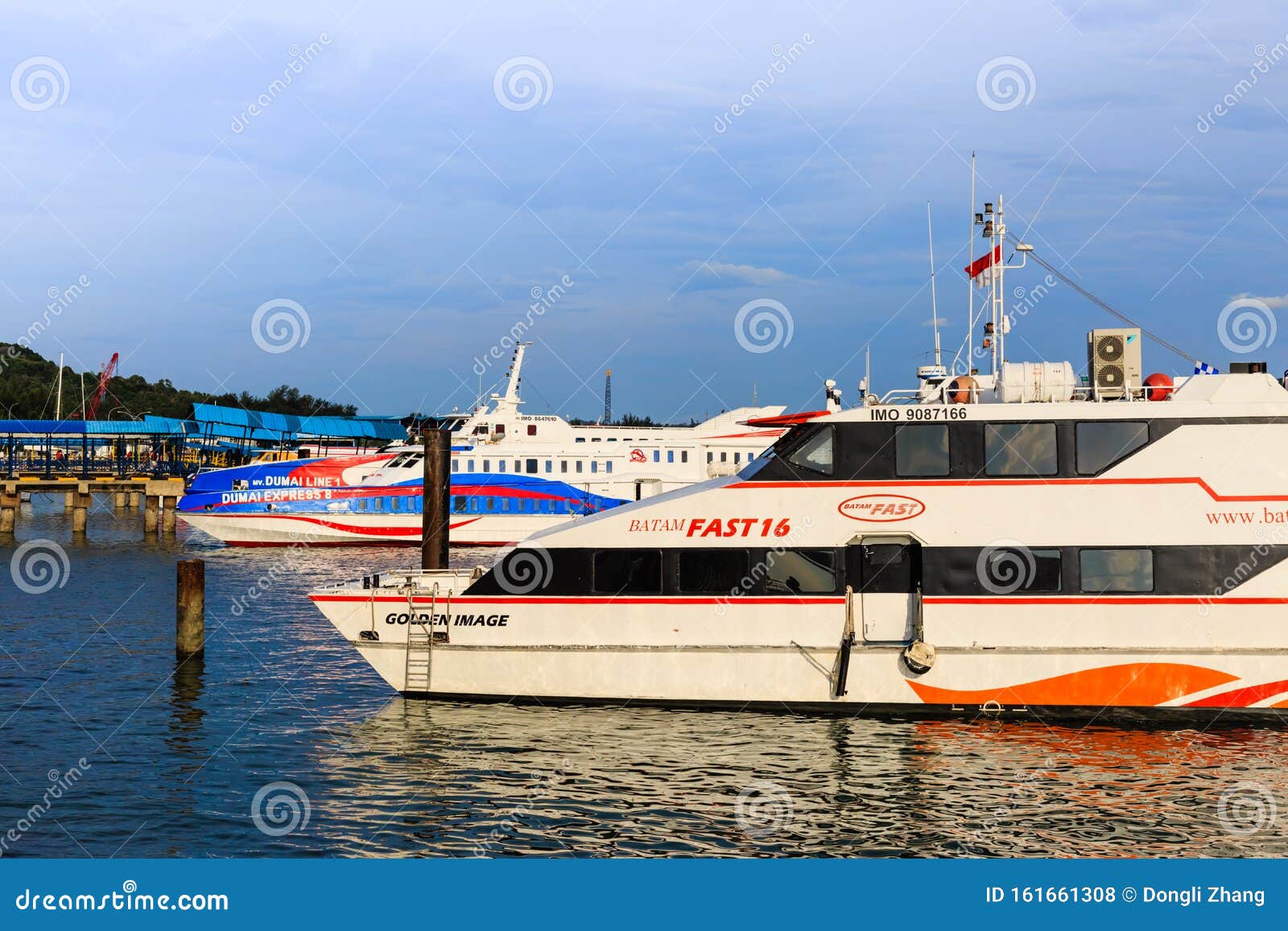 Singapore-27 MAY 2018:ferry Parked on Singapore Harbor Front Day Time ...