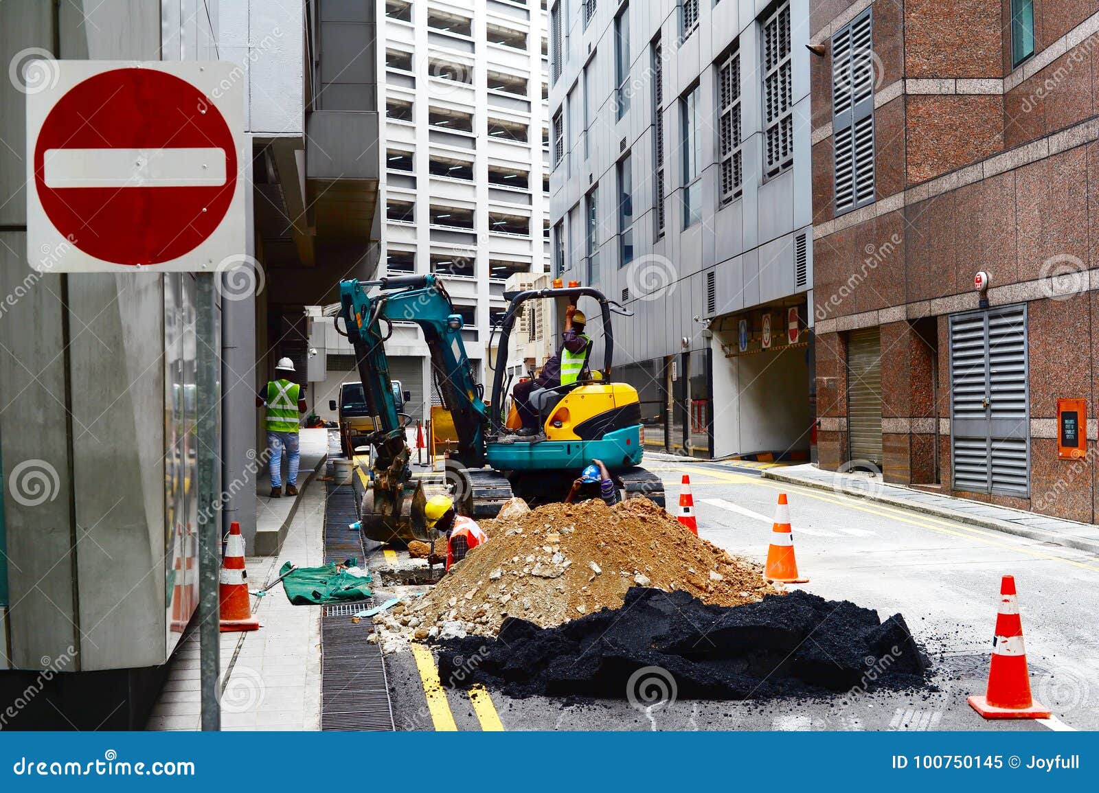 Singapore Road Workers Fixing Problem Editorial Image - Image of ...