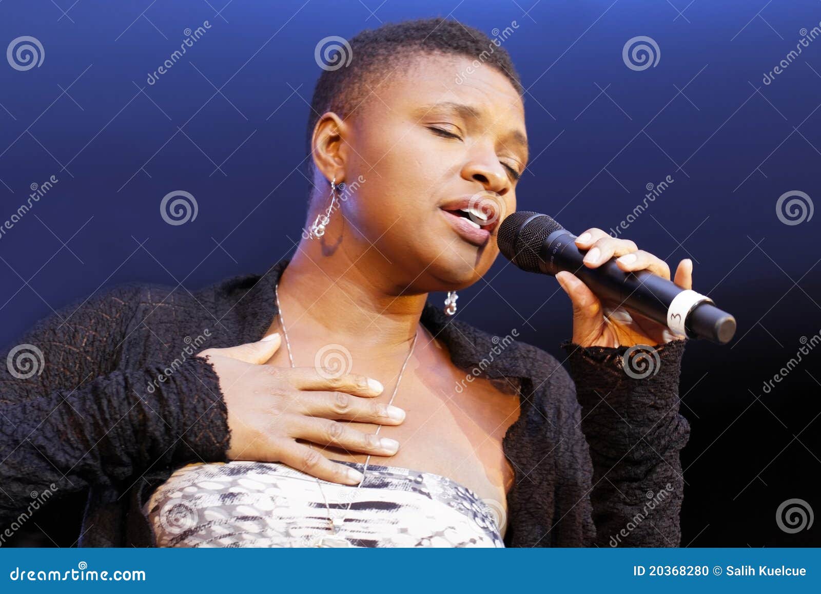 Singer - Lizz Wright editorial image. Image of europa - 20368280