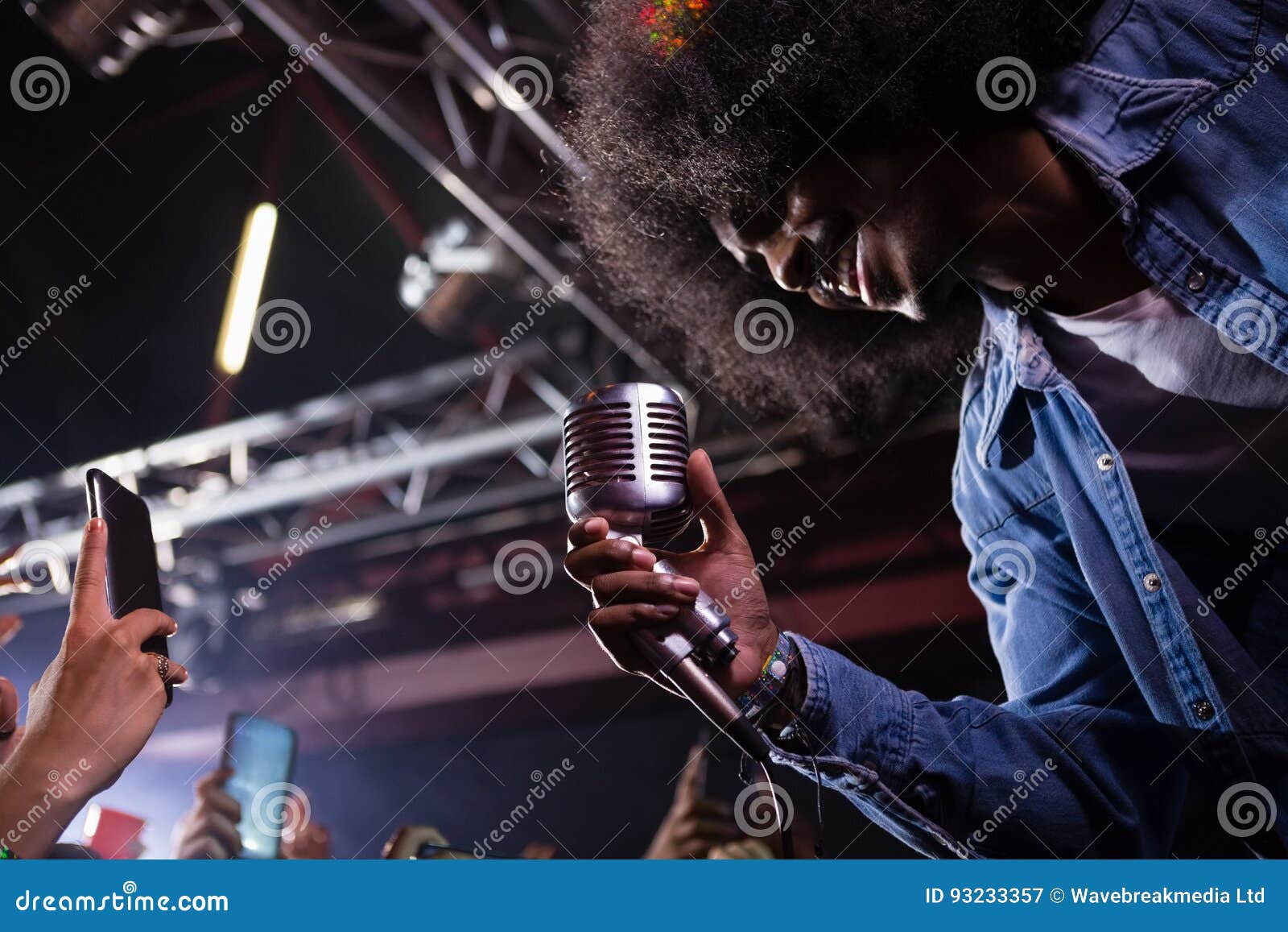 Singer performing on stage editorial photography. Image of live - 93233357