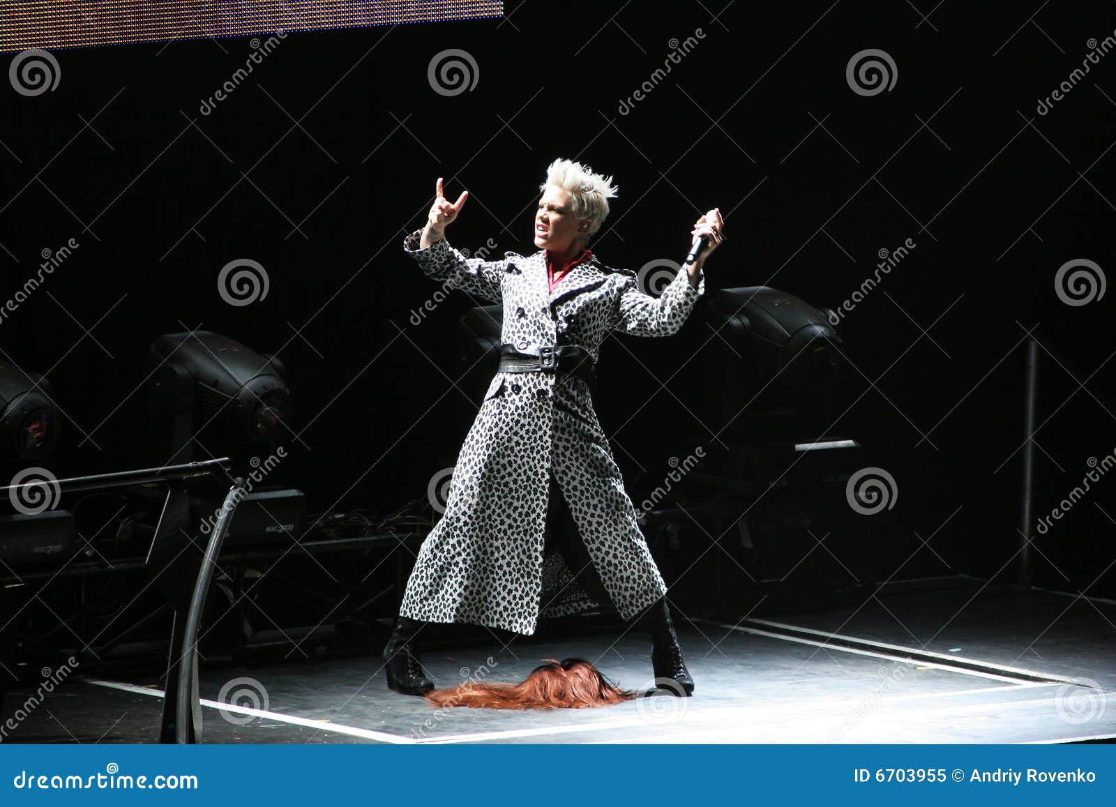Singer Pink Performs Onstage Editorial Image - Image of party, posing ...