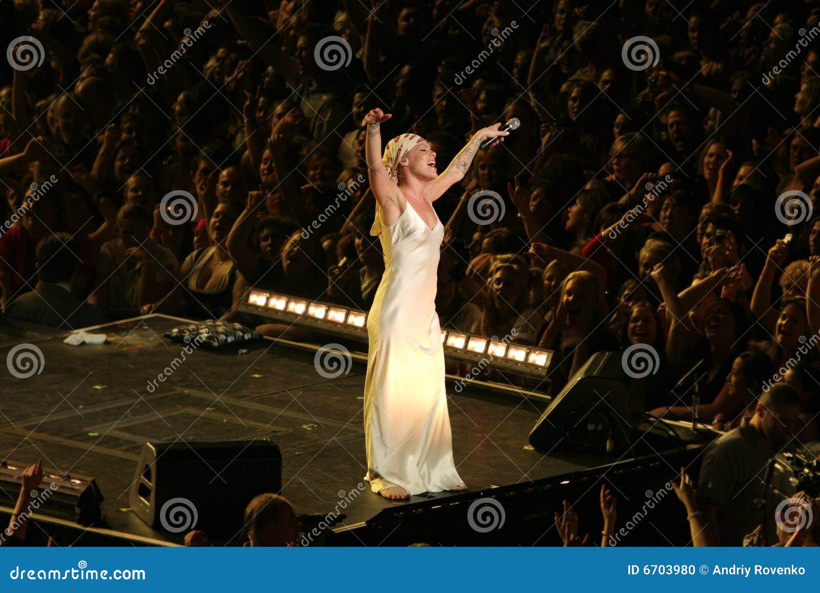 Singer Pink Performs Onstage Editorial Image - Image of rock ...